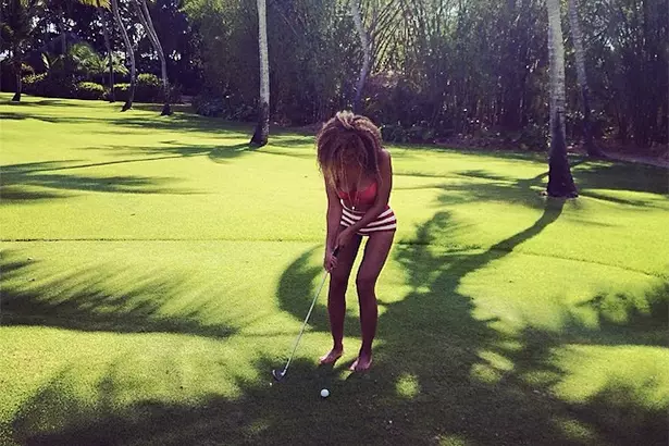 Beyonce ตีกอล์ฟในรูปถ่าย Instagram ที่เธอมีช่องว่างต้นขาขนาดใหญ่