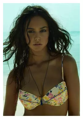 Një për të parë: Mad Max Star Courtney Eaton Modele rroba banje për Tigerlily