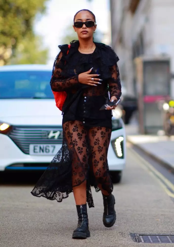 Street Style- London Fashion Week Spring 2022 184_11