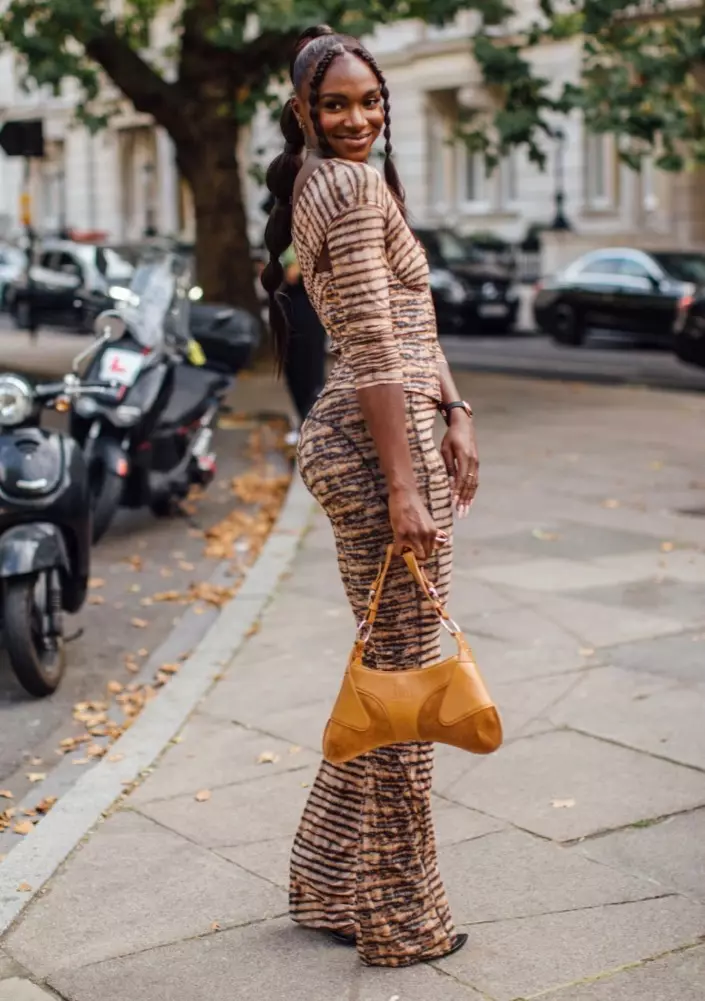 Street Style- London Fashion Week Spring 2022 184_14