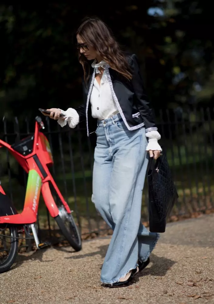 Street Style- London Fashion Week Spring 2022 184_3