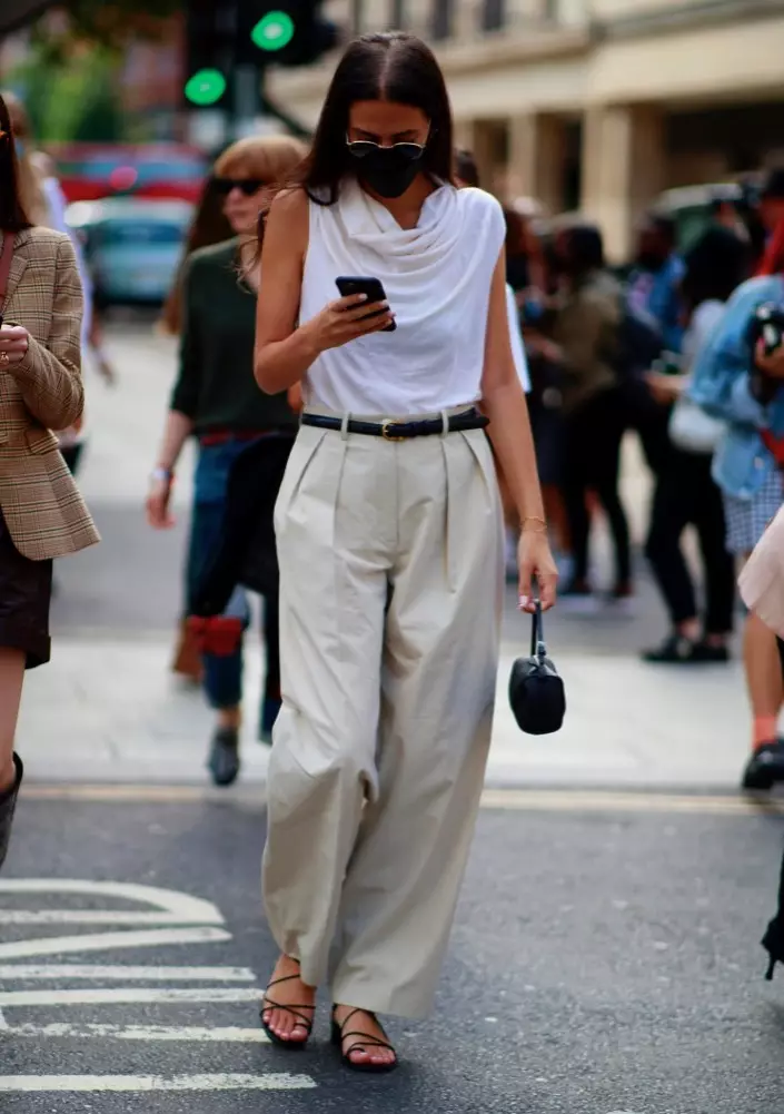 Street Style: Săptămâna modei din Londra, primăvara 2022 184_31