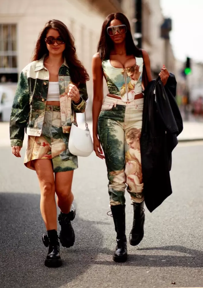 Street Style- London Fashion Week Spring 2022 184_61