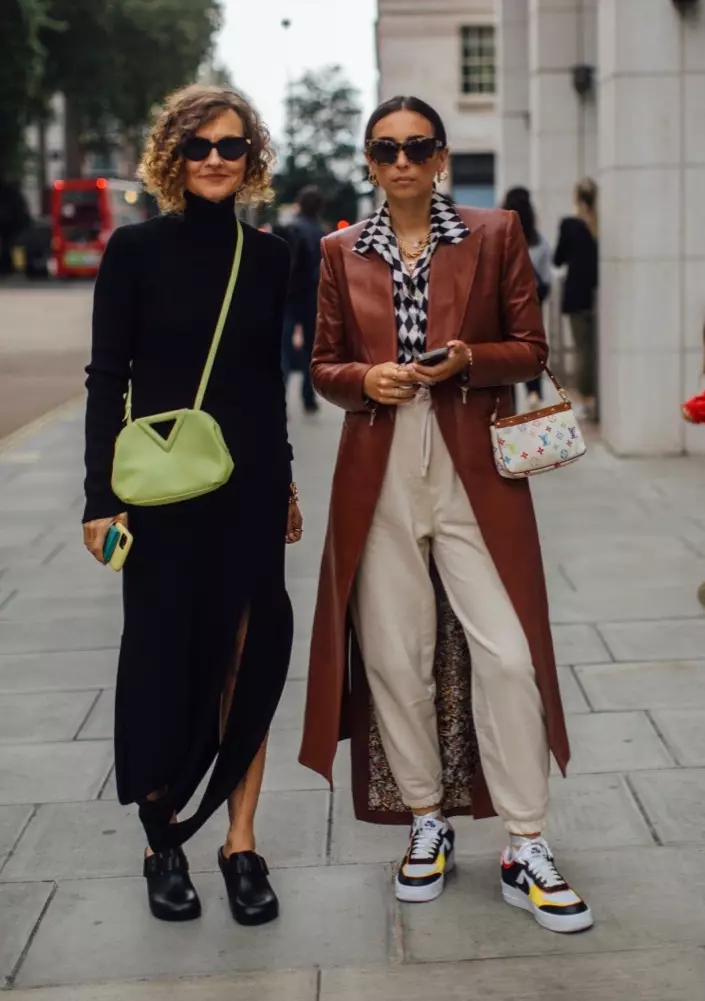 Street Style: Săptămâna modei din Londra, primăvara 2022 184_82