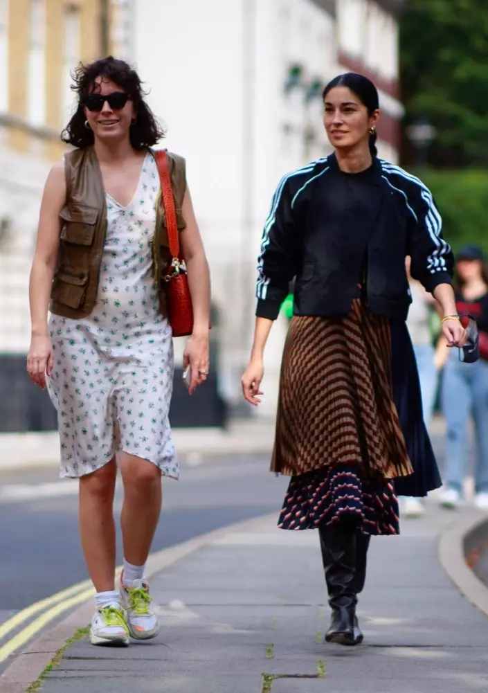 Street Style: Săptămâna modei din Londra, primăvara 2022 184_83