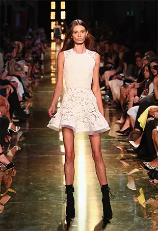 Mengenai Model Landasan, Seberapa Nipis Terlalu Nipis? Perbahasan Berkecamuk di Minggu Fesyen Australia
