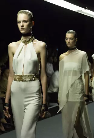 Carla Zampatti dia mametraka ny fenitra amin'ny Mercedes-Benz Fashion Week Australia