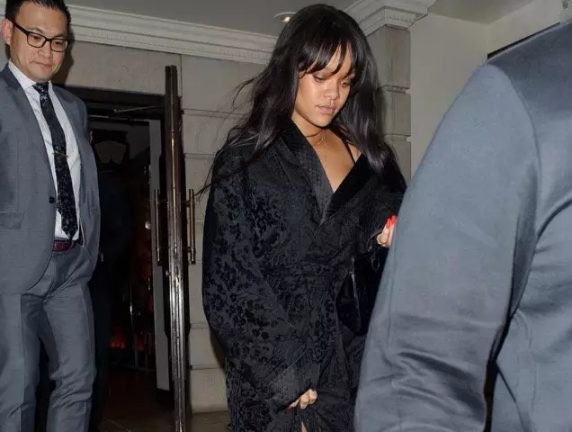 Rihanna poartă un halat ca rochie, așteaptă-te ca toată lumea să urmeze exemplul