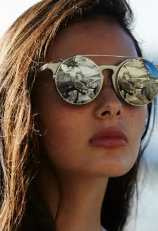 Designer à surveiller : Sunday Somewhere en Australie crée des lunettes classiques avec une torsion