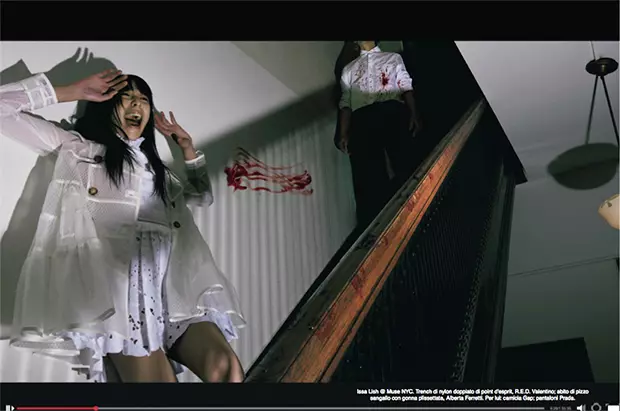 Portada de abril de Vogue Italia donde Issa Lish está vestida de blanco en una barandilla manchada de sangre con su atacante cerca