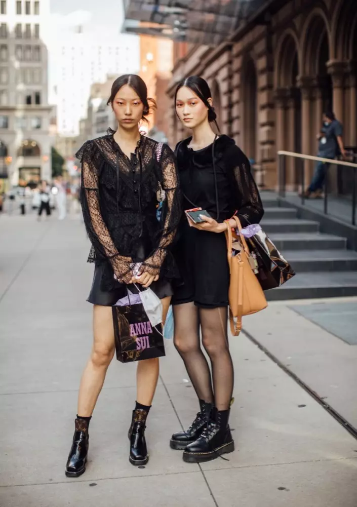 Уличен стил: Модна недела во Њујорк, пролет 2022 година 194_18