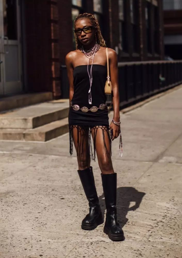 Street Style- New York Fashion Week Spring 2022 194_24