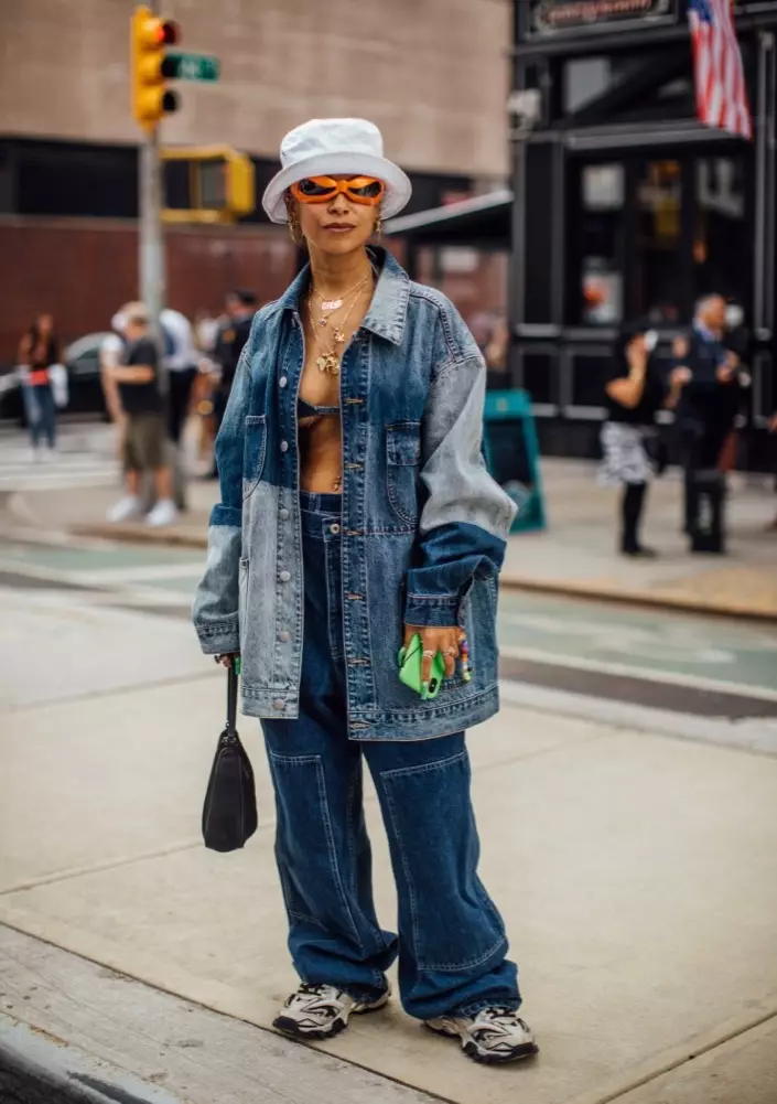 Phong cách đường phố: Tuần lễ thời trang New York mùa xuân 2022 194_27