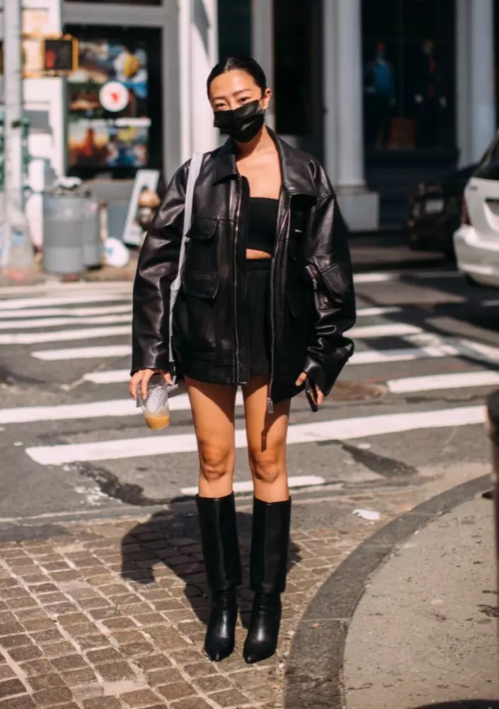 Street Style: Săptămâna modei din New York, primăvara 2022 194_45