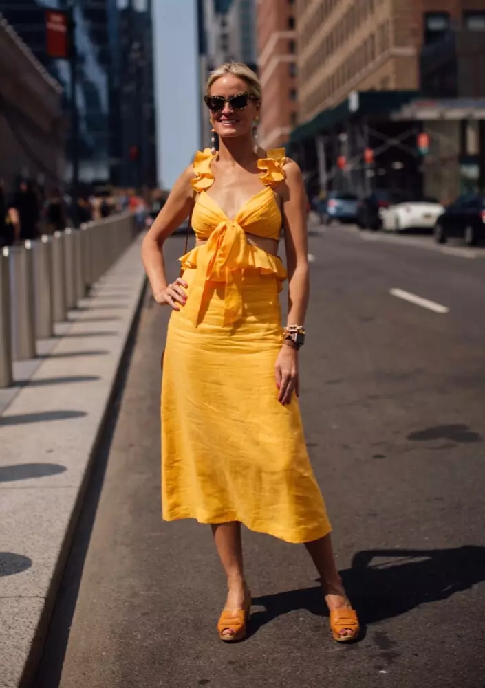 Street Style- New York Fashion Week Spring 2022 194_95
