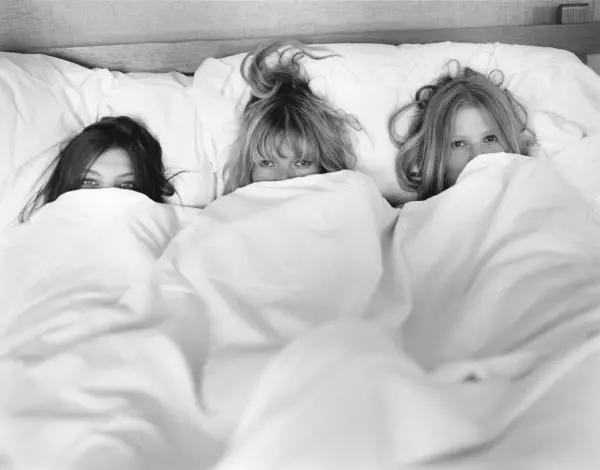 Kate Moss e outras dúas modelos na cama de Bruce Webber
