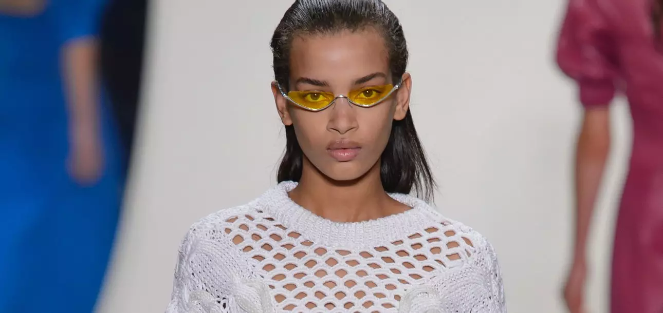 Óculos de sol minúsculos estão na moda em 2018