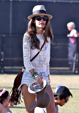 Alessandra Ambrosio mewn sbectol haul rhy fawr a brig crosio yn Coachella