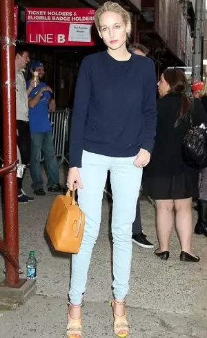 Լիլե Սոբեսկին հեռանում է 2012 թվականի Tribeca կինոփառատոնից Նյու Յորք, 2012 թվականի ապրիլ
