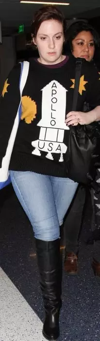 Lena Dunham sa usa ka Coach sweater sa LAX