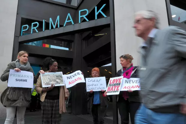Orang-orang memprotes di luar toko Primark