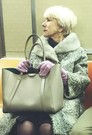 Helen Mirren dia mijery lavitra kokoa amin'ny fandehanana metro noho ny nataonay