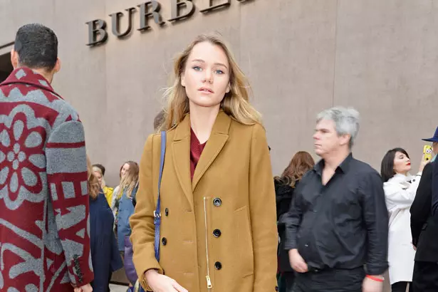 Immy Waterhouse ankommer til Burberry Prorsum AW15 London Collections: Men