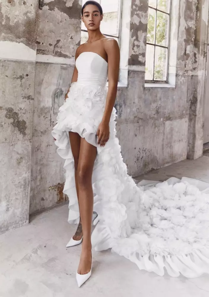 Robes de mariée automne 2021 pour minimalistes et maximalistes