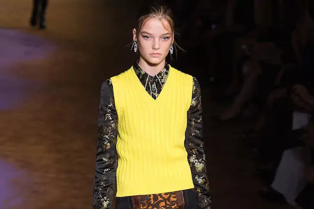 14-годишниот модел Рус Аблс шета Прада пролет 2015 година