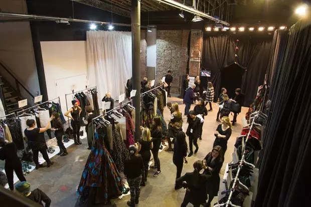 Nos bastidores do Christian Siriano Fall 2015; imagem: Imaxtree