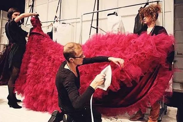 estilistas preparando un vestido rojo de Christian Siriano