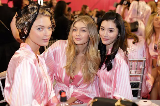 Martha Hunt, Gigi Hadid, Ming Xi backstage នៅ Victoria's Secret Fashion Show 2015