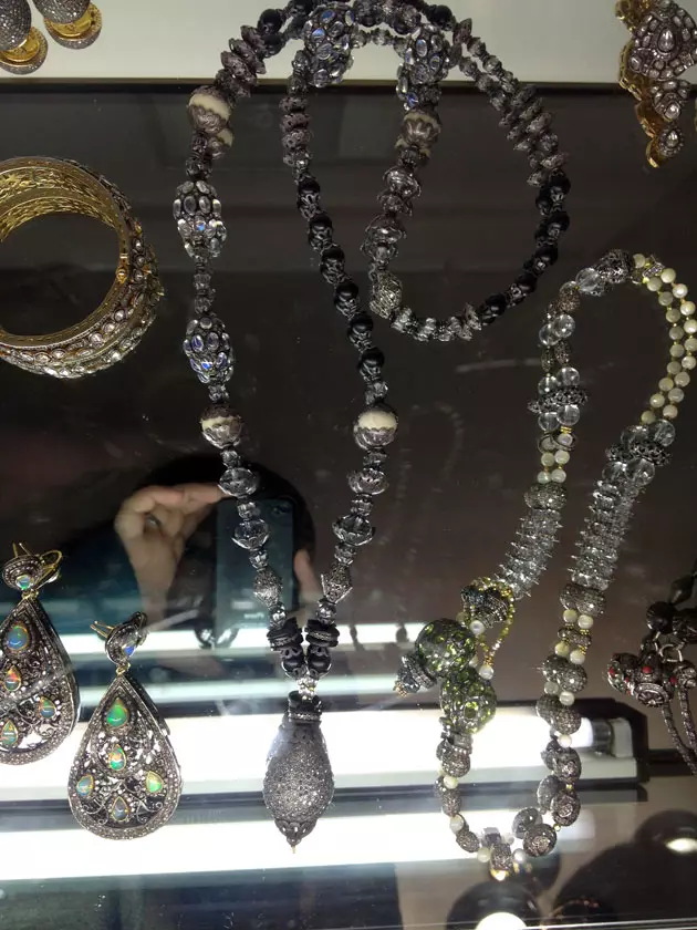 Celebrity Jewelry Designer, Rona Pfeiffer, iepenet in winkel-in-winkel by Elizabeth Charles yn NYC 216556_4