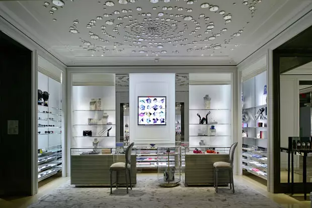 Christian Dior hap butikun e flamurit kanadez