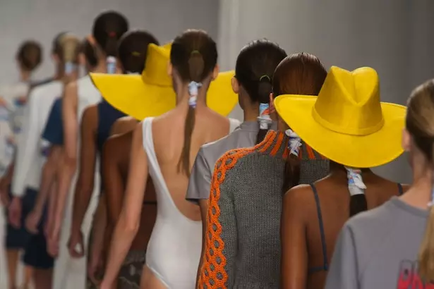 Rassegna della passerella della primavera orientale 2014 di moda