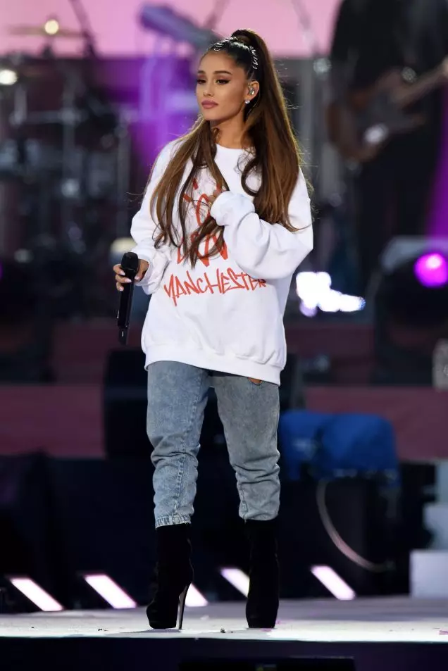 Ariana Grande fellép a One Love Manchester jótékonysági koncertjén.