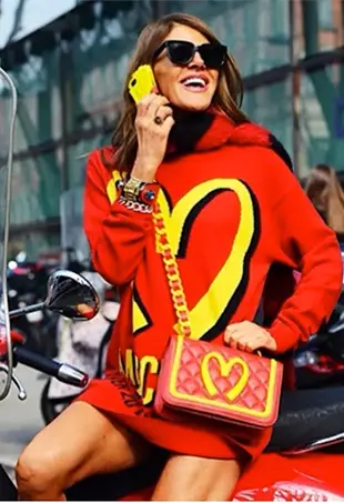 그것은 빨랐다! Anna Dello Russo는 이미 Jeremy Scott의 'Fast Fashion' Moschino 컬렉션에서 촬영되었습니다.