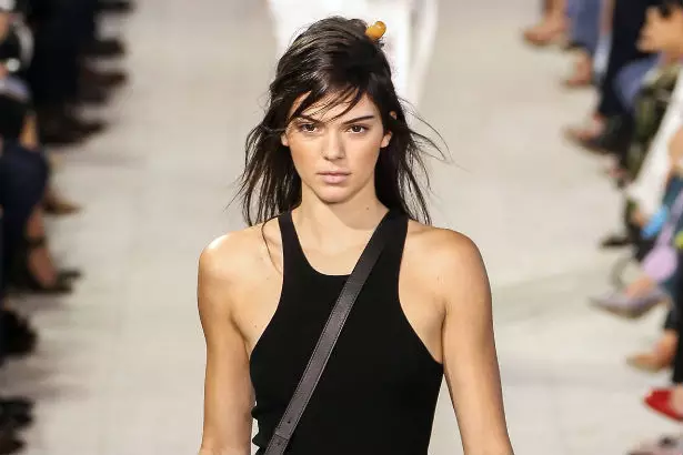 Kendall Jenner camina per la passarel·la de la primavera de 2016 de Michael Kors a #NYFW