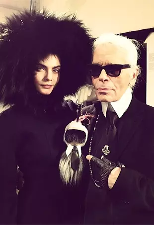 D'Cara Delevingne ass exklusiv fir Fendi gaang fir dem Karl Lagerfeld seng domm Pelzpopp ze modelléieren