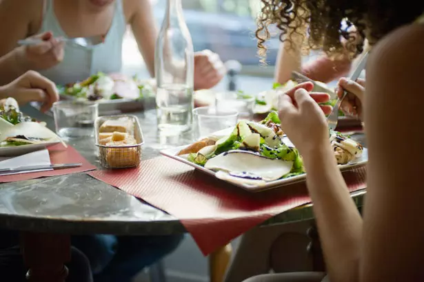 vrouwen die in restaurant eten