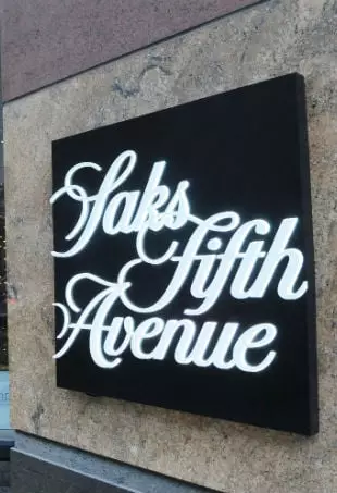 A Texas Saks Fifth Avenue คิดว่าไม่เป็นไรที่จะไล่คนข้ามเพศเพราะเป็นเพศ