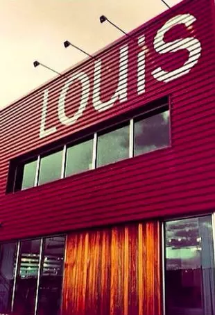 Louis, Boston lukker sine døre