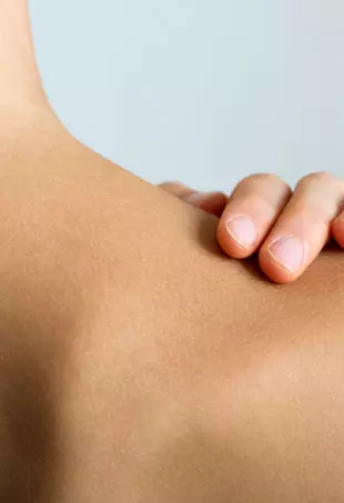 关于如何摆脱背部痤疮（Bacne）的专家提示