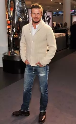 2012 年 2 月，大衛·貝克漢姆 (David Beckham) 在倫敦 HM 商店拍照