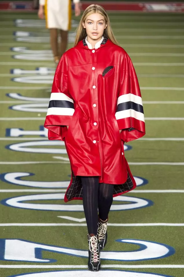 Gigi Hadid sa best-selling poncho sa Tommy Hilfiger Fall 2015 runway.