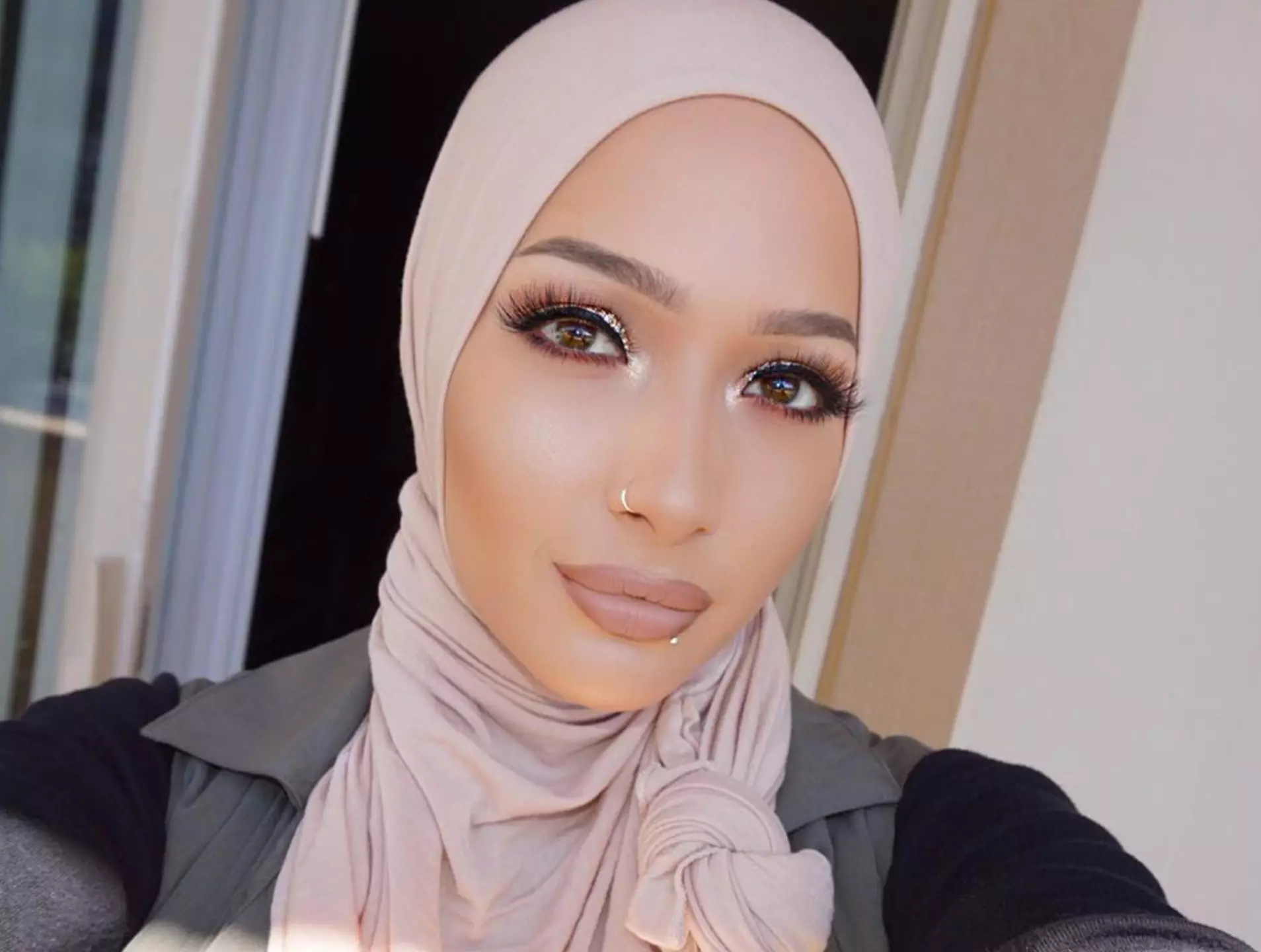 Gipirmahan sa CoverGirl ang Muslim Beauty Blogger nga si Nura Afia, Midaog sa Representasyon