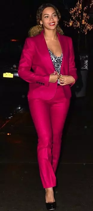 Beyoncé dans un costume Gucci brillant à Manhattan