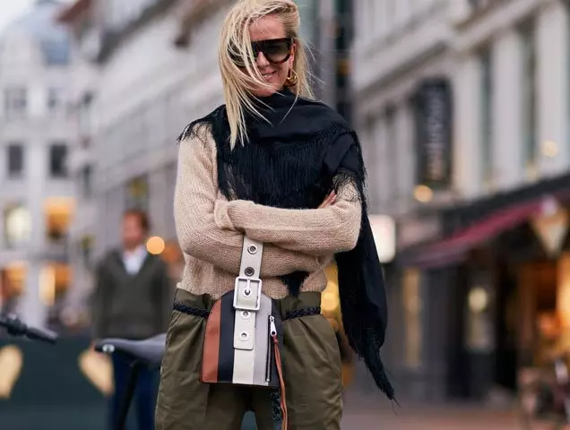 Celine Aagaard levaba un bolso de muñeca o 8 de agosto de 2017 en Copenhague, Dinamarca