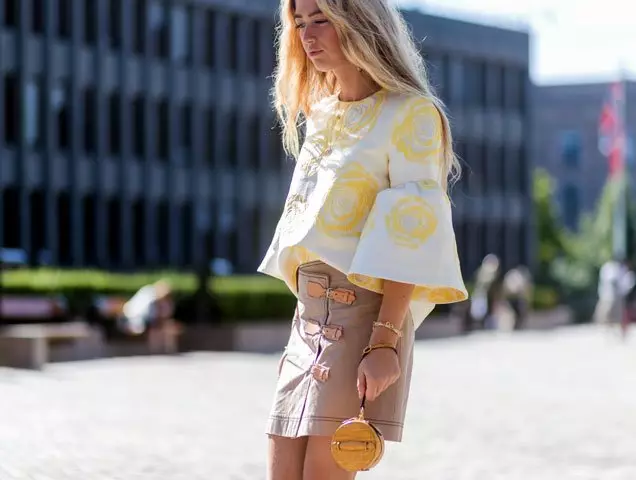 Emili Sindlev porte un bracelet à la Fashion Week d'Oslo printemps 2018