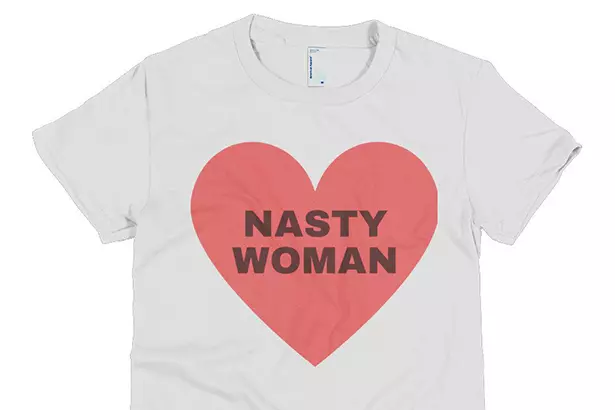 Dit #NastyWoman-shirt profiteart fan pland âlderskip (en skadet Donald Trump)